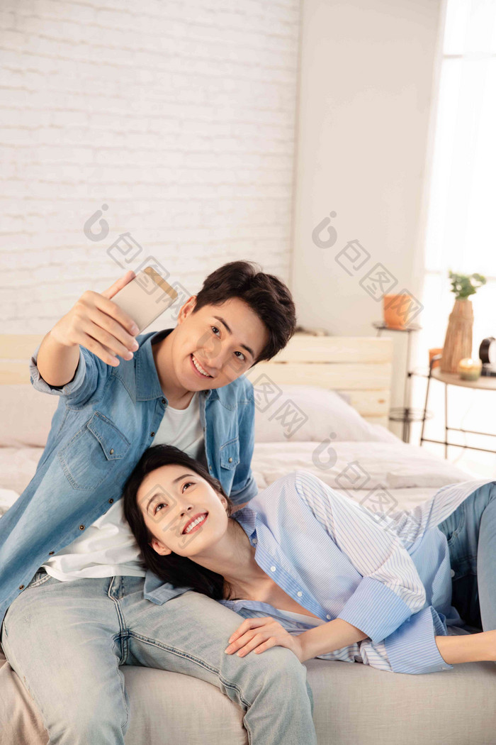 年轻情侣在床上自拍 包图企业站