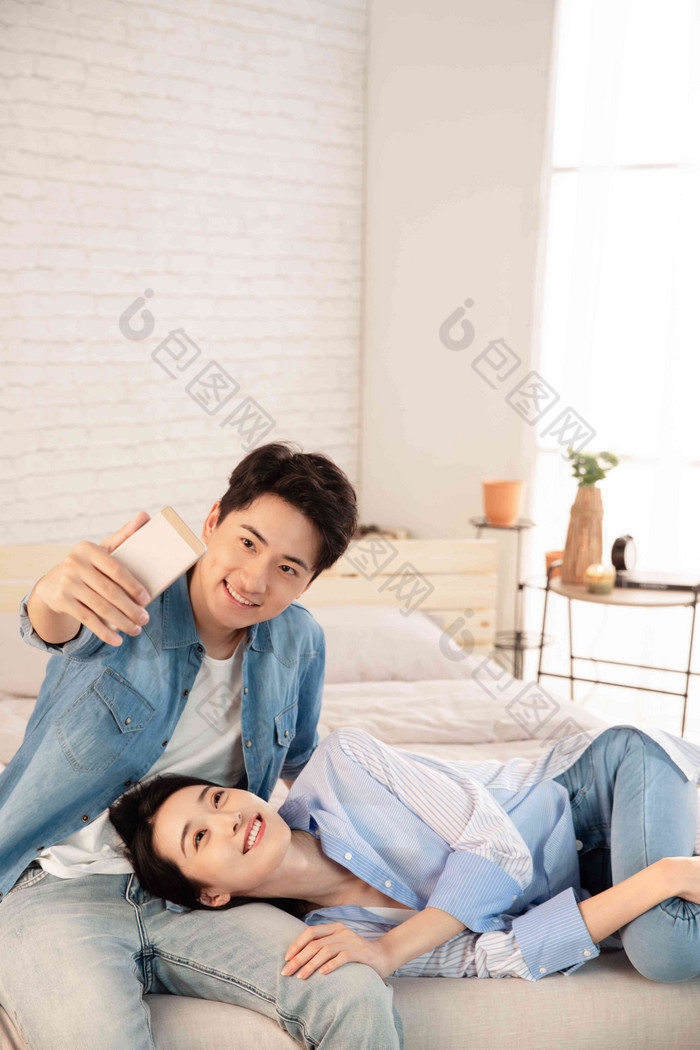 年轻情侣在床上自拍图片 包图网企业站