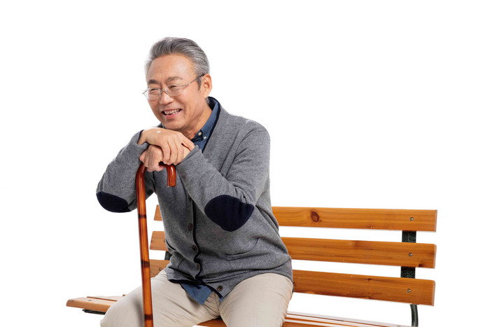坐在长椅上的老年人 包图企业站