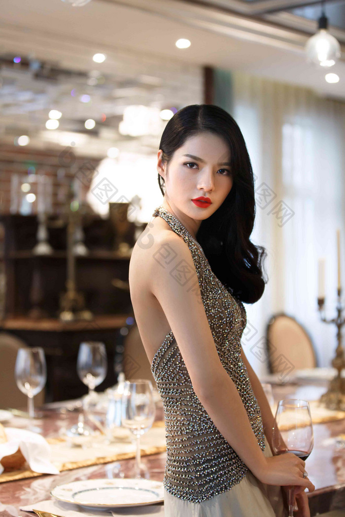 宴会上的青年女人 包图企业站