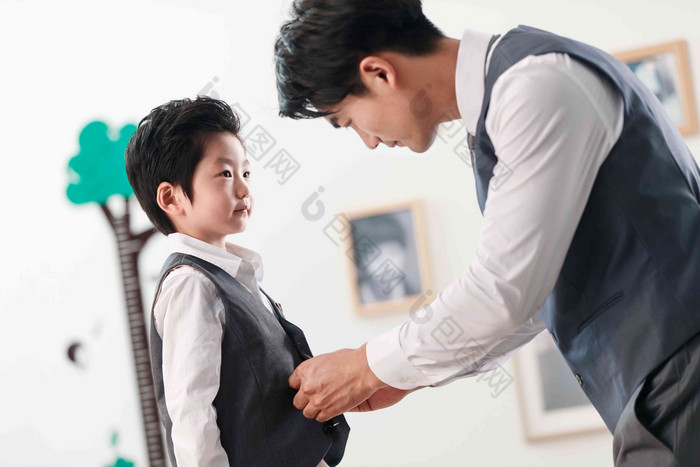 爸爸帮儿子穿衣服 包图企业站