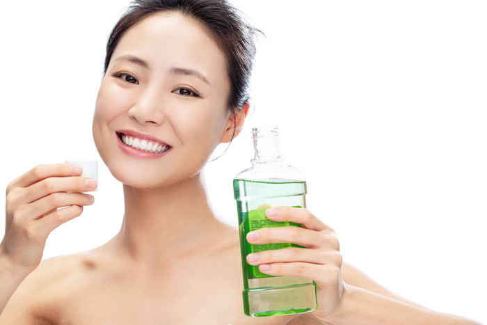 拿着漱口水漱口的青年女人牙齿高端相片图片 包图网企业站