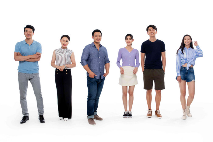不同年龄段的人吃着东西排队 包图企业站