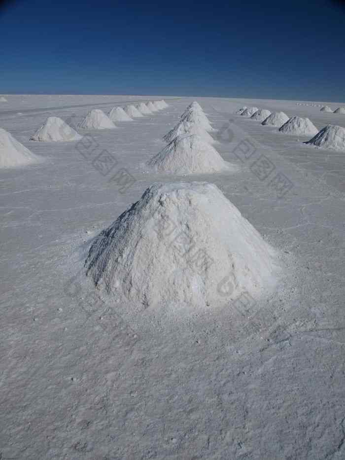 乌尤尼盐平原盐桩图片-包图网企业站