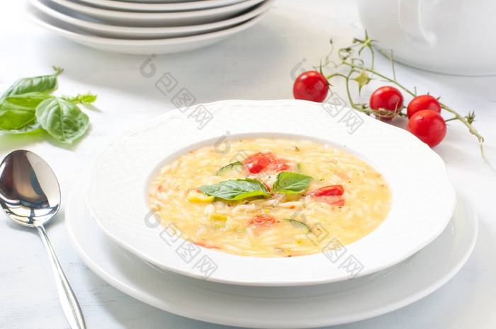 面条汤胡萝卜土豆西葫芦图片-包图网企业站