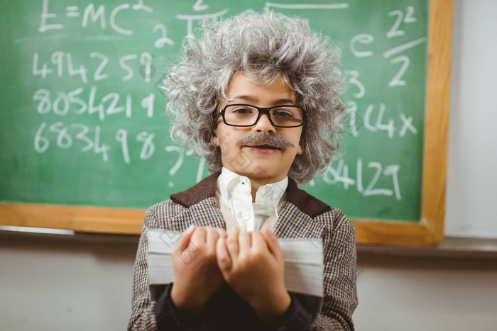 爱因斯坦持有书前面黑板图片-包图网企业站