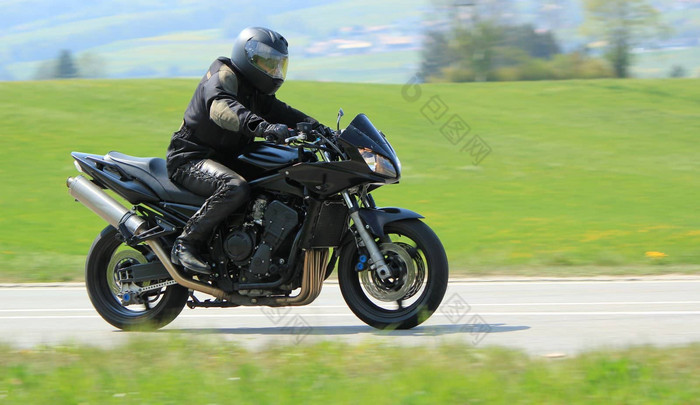 黑色的骑摩托车的人图片-包图网企业站