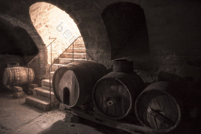 酒地窖木桶石头楼梯图片-包图网企业站