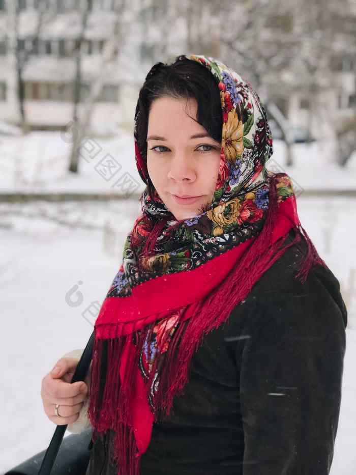 肖像年轻的高加索人快乐女人国家俄罗斯有图图片-包图网企业站