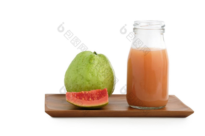 新鲜的番石榴汁瓶玻璃木过山车生切片水果孤图片-包图网企业站