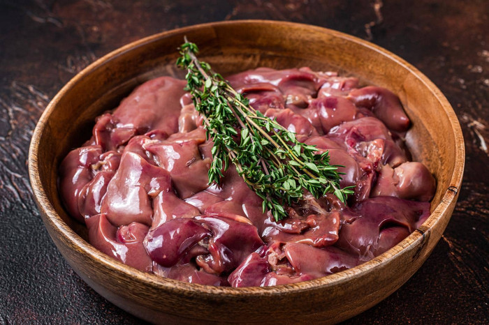 生鸭肝碎肉木板黑暗背景前视图图片-包图网企业站