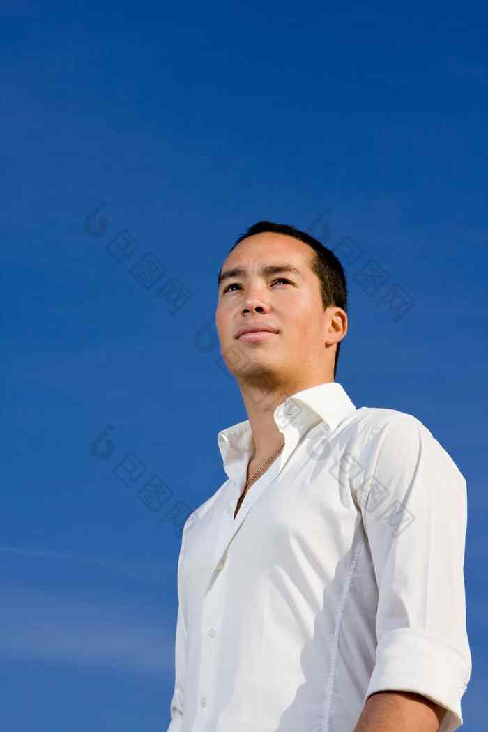 聪明的英俊的亚洲男人向前图片-包图网企业站