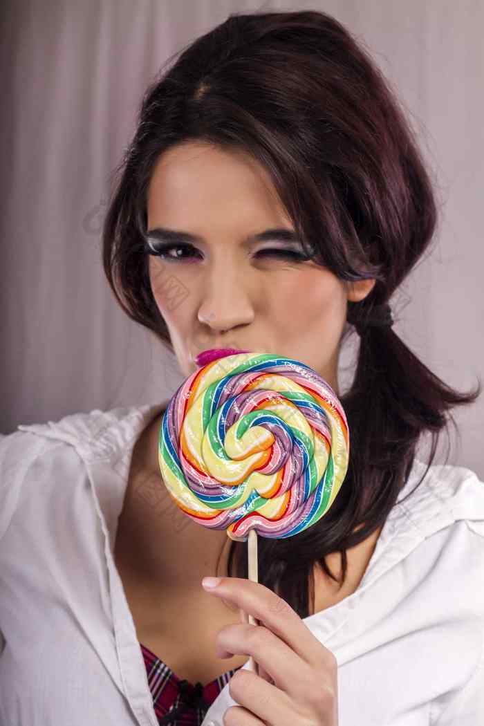 美丽的女孩棒棒糖图片-包图网企业站