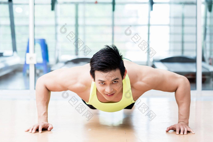 肌肉发达的亚洲男人俯卧撑健身房 包图企业站