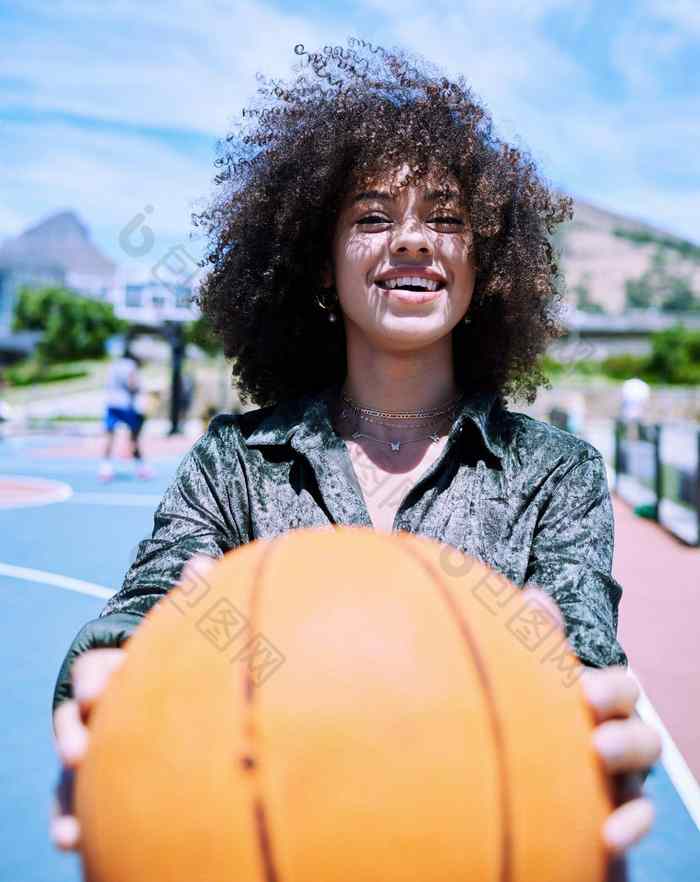 快乐年轻的拉美裔女人锻炼持有篮球站法院肖 包图企业站