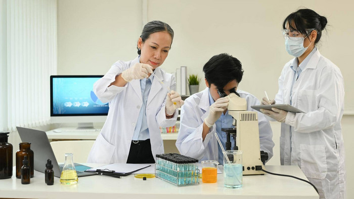 科学家在实验室进行生物技术实验图片-包图网企业站