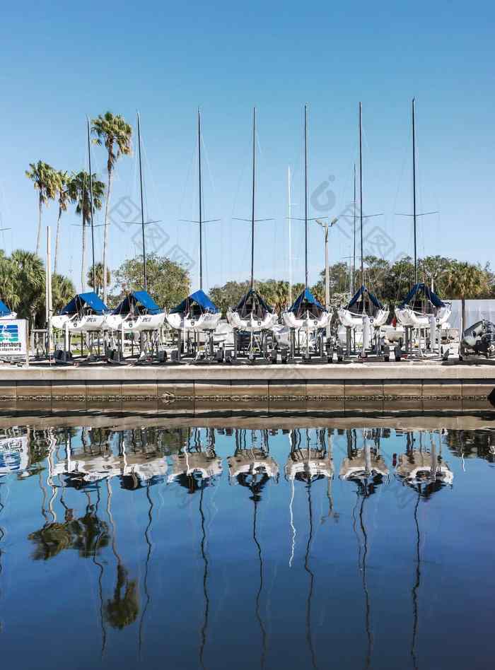 行帆船停靠彼得堡佛罗里达图片-包图网企业站