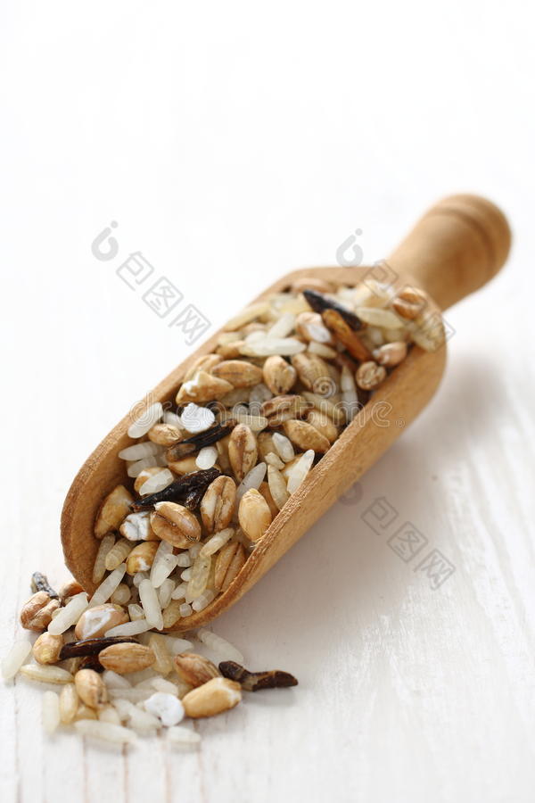 白木底木勺生杂粮饭图片-包图网企业站