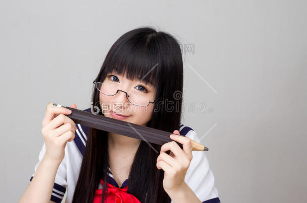 穿着校服的亚洲女生竖起大拇指图片 包图网企业站