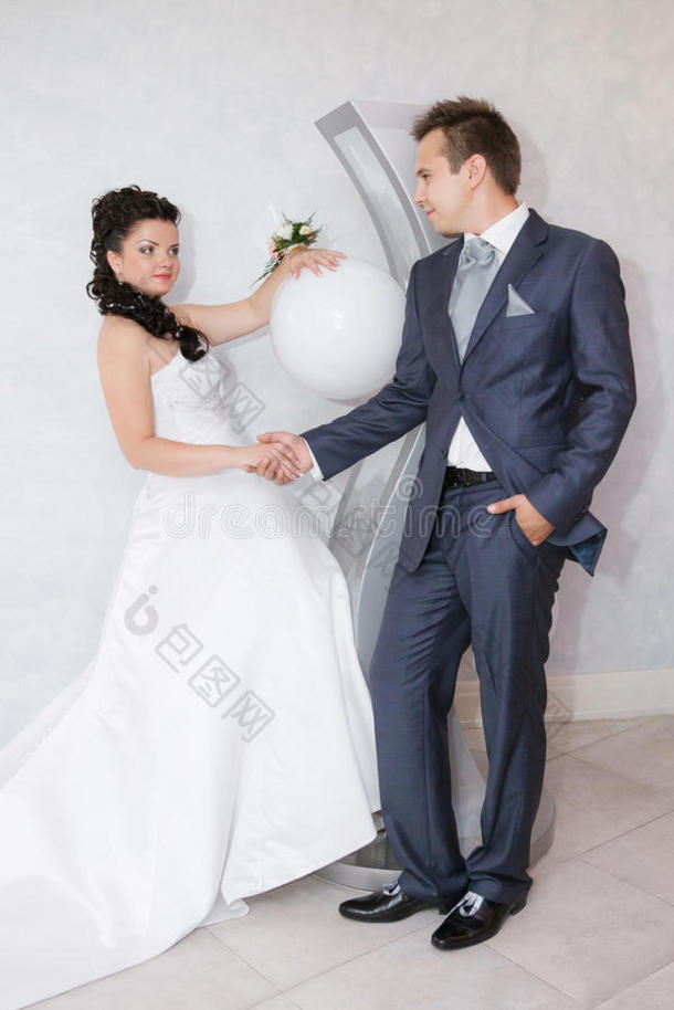 婚礼上的新娘和新郎在现代酒店大厅散步 包图企业站