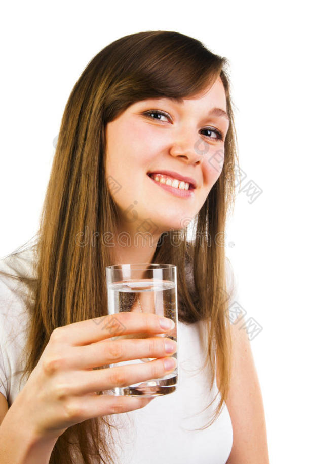 微笑的女人拿着一杯水 包图企业站