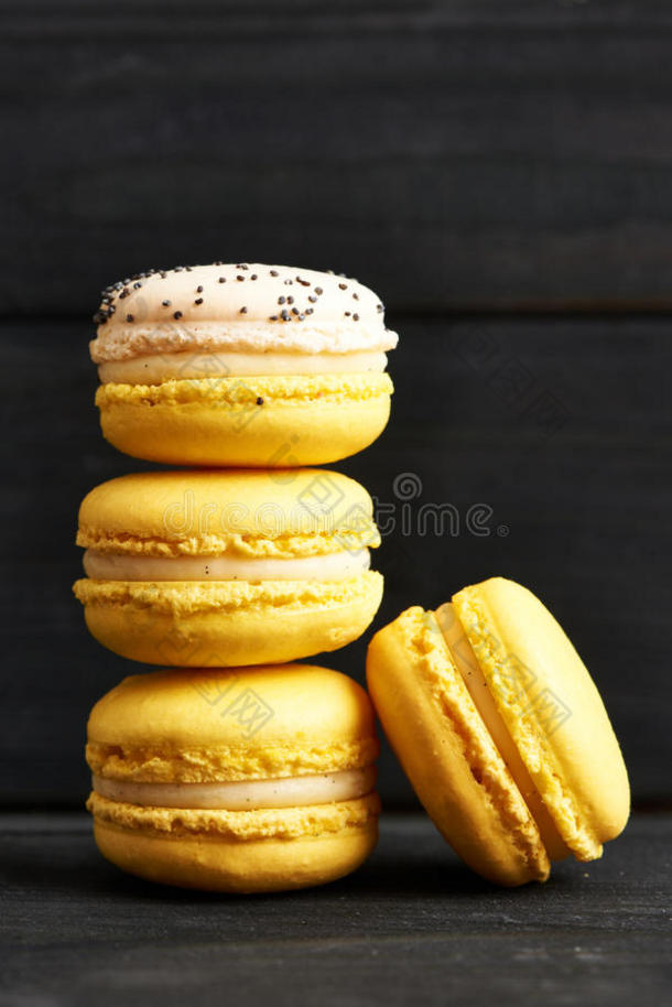 美味的法国甜点马卡龙从杯子里飞出来-包图企业站