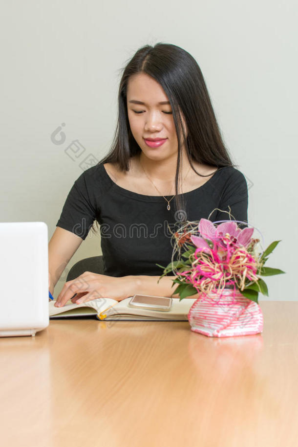 在笔记本电脑上工作的亚洲女人在花园或公园 包图企业站 