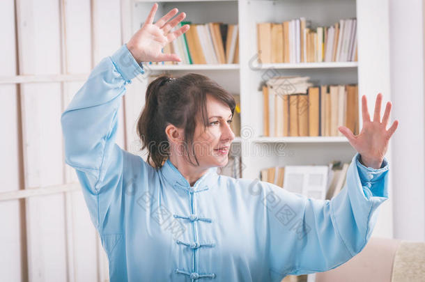 女孩表演的气功或太极拳练习采用指已提到的 包图企业站