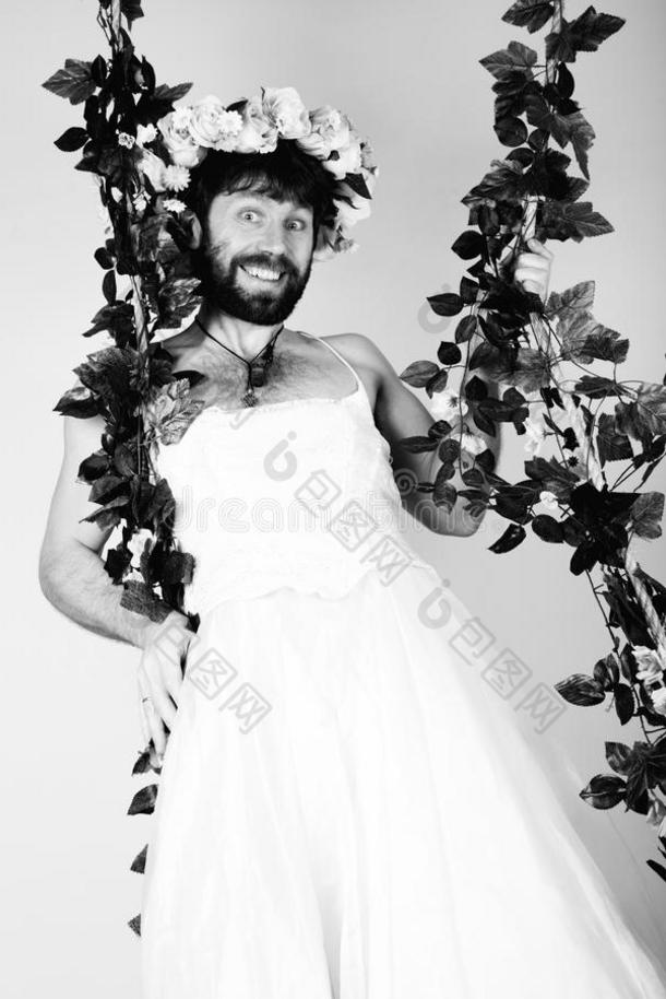 一个留着胡子的男人穿着女人的婚纱光着身子 包图企业站