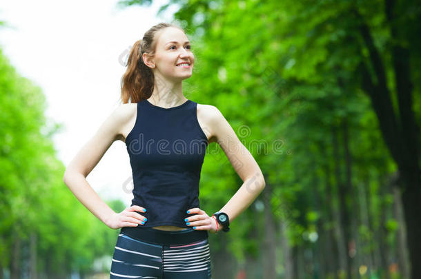 年轻开朗的运动女子跑步 包图企业站