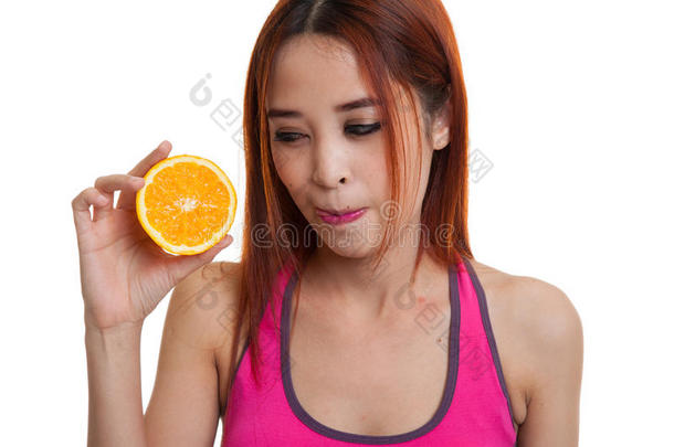 美丽的亚洲健康女孩橙色的水果舔她的嘴唇 包图企业站
