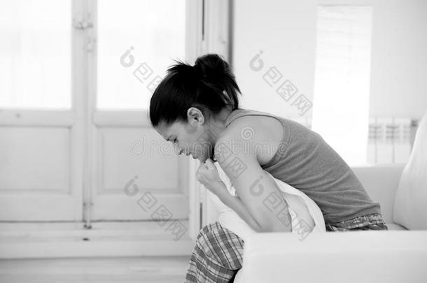 美丽的西班牙女人痛苦的表情抱着肚子痛苦的图片 包图网企业站