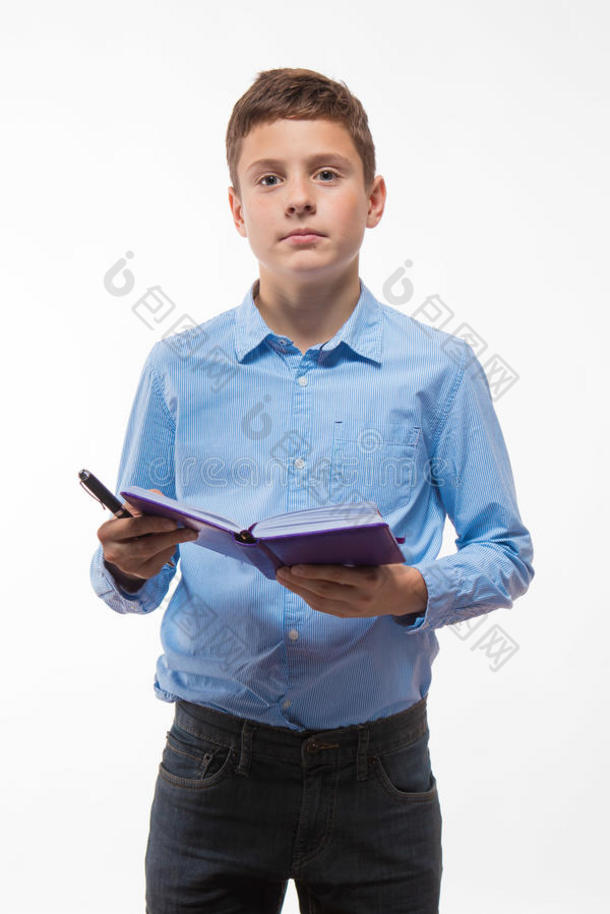 情感少年男孩黑发穿着蓝色衬衫手里拿着一本 包图企业站