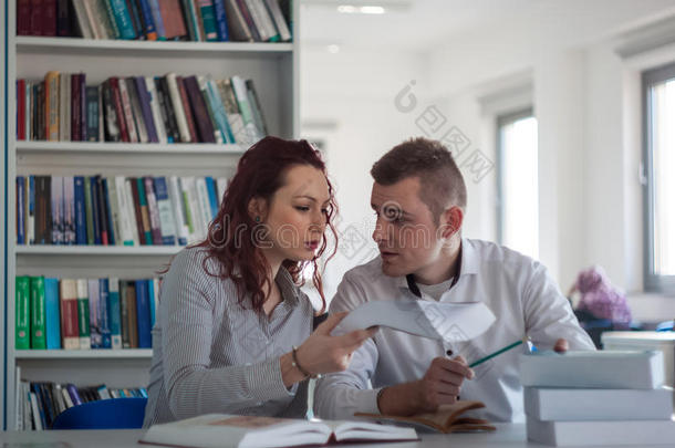 美丽的红头发女孩和英俊的金发男孩在图书馆图片 包图网企业站