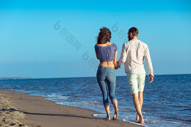 一对夫妇在海滩上散步年轻快乐的跨种族夫妇 包图企业站
