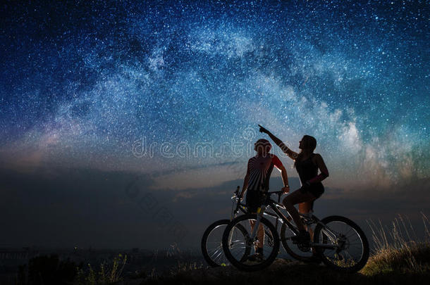 一对骑自行车的人晚上在星空下骑山地自行车图片 包图网企业站