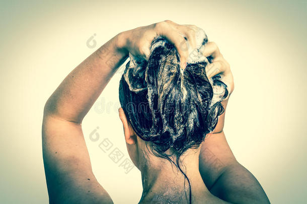 有吸引力的女人在淋浴时用洗发水洗头发图片 包图网企业站