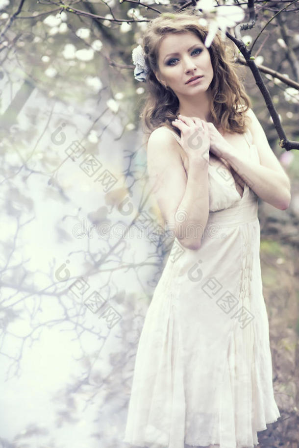 美丽的金发女郎美丽的发型穿着老式的蓝色连图片 包图网企业站