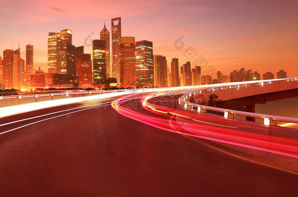 空路面与上海陆家嘴城市建筑黎明图片-包图网企业站