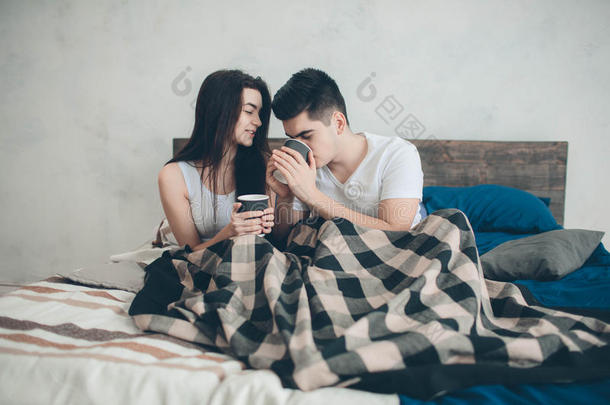 一个年轻人和一个女人早上在床上喝咖啡浪漫 包图企业站