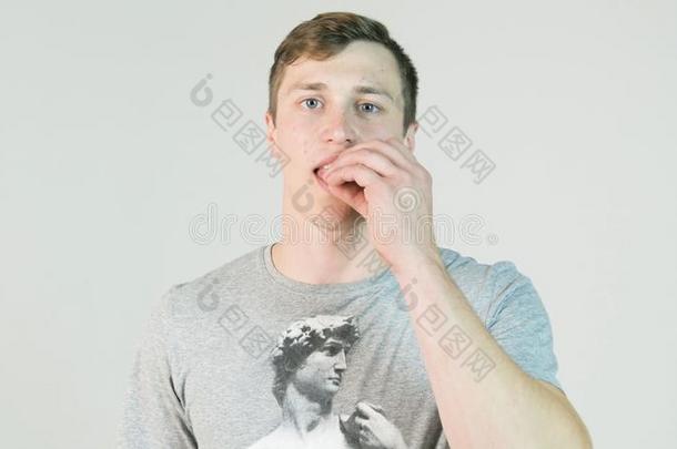 年幼的男人咀嚼口香糖男人面容开幕口为咀嚼-包图企业站