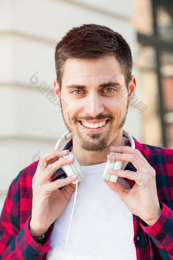 肖像关于年幼的欢乐的有魅力的男人在户外图片-包图网企业站