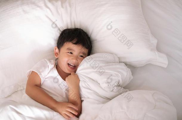 年老的小的漂亮的亚洲人男孩在家向指已提到 包图企业站