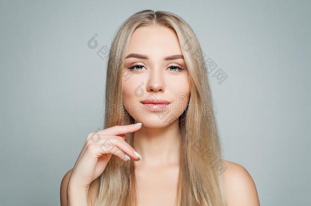 年幼的漂亮的白肤金发碧眼女人女人和毛巾向图片 包图网企业站