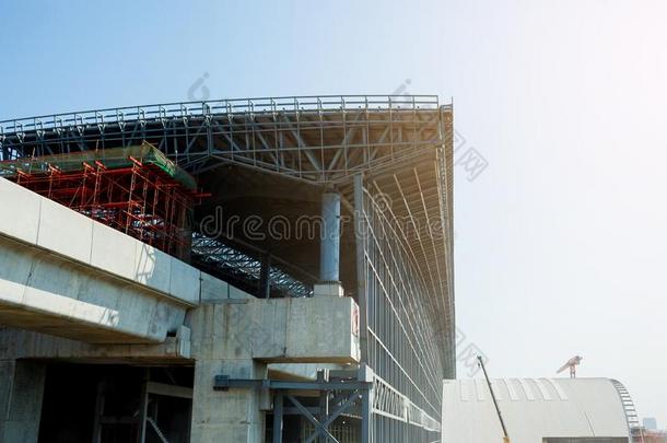 在下面建筑物关于金属钢构架在户外建筑物-包图企业站