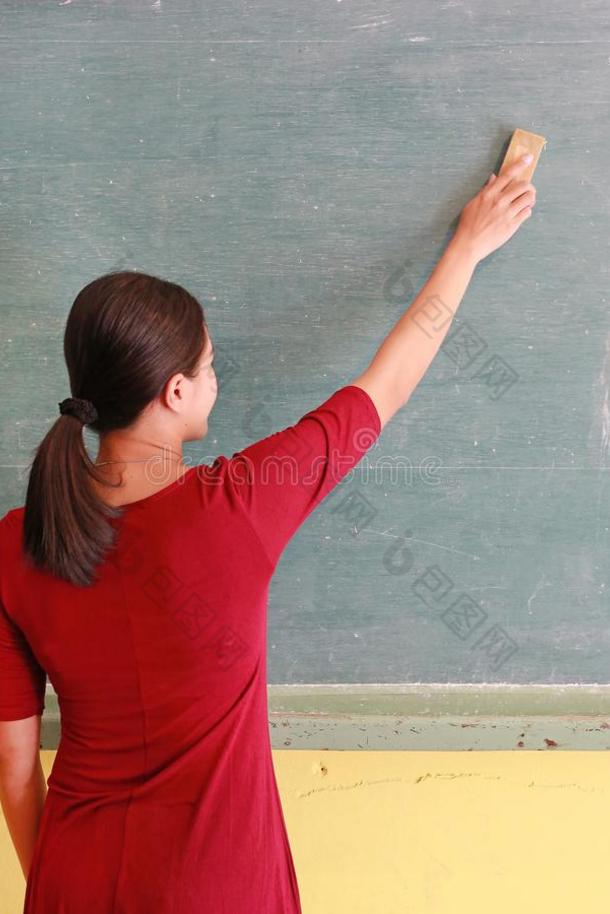 亚洲人教师擦掉向黑板和板橡皮擦采用公司图片-包图网企业站