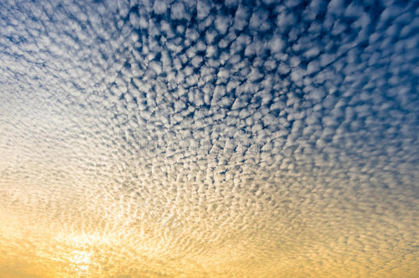 中间的水平云景高积云白色的云高积云米德尔-包图企业站