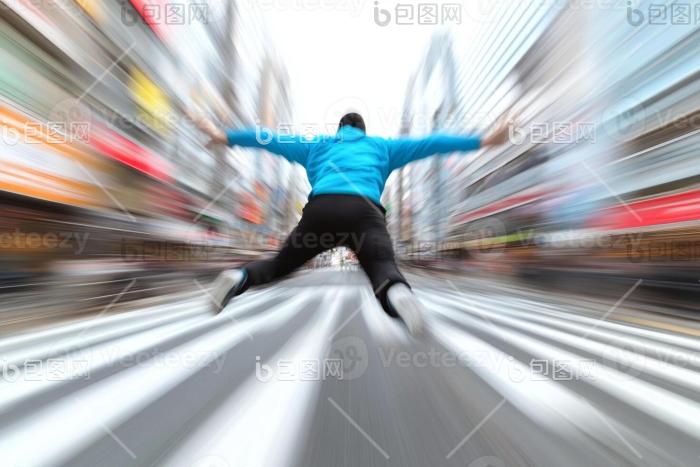 一名男子跳过一条繁忙的街道图片-包图网